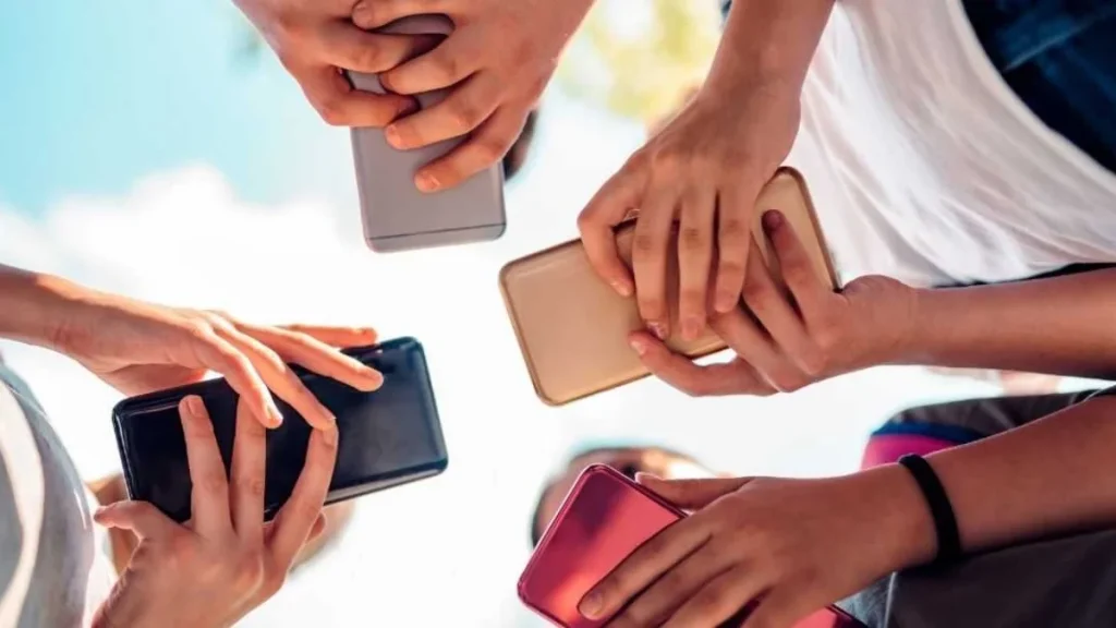 Top 5 Most Popular Phone Models in UK 2024 - Devicology